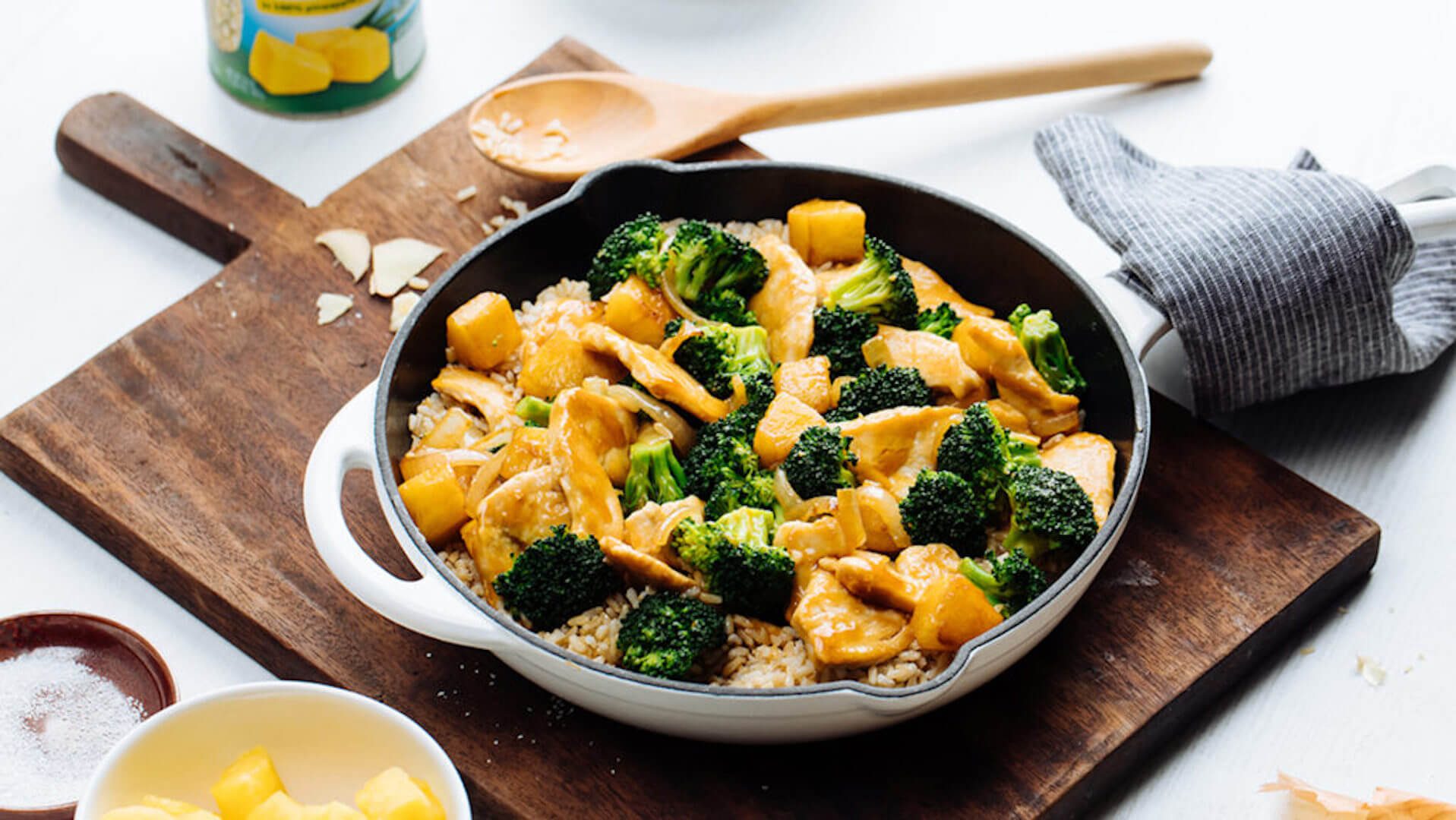 ROERBAK MET KIP, BROCCOLI EN ANANAS - Dole Sunshine (Belgium)